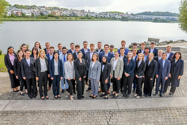 Neue Auszubildende 2023 - Dortmunder Volksbank Neue Auszubildende 2023 - Dortmunder Volksbank